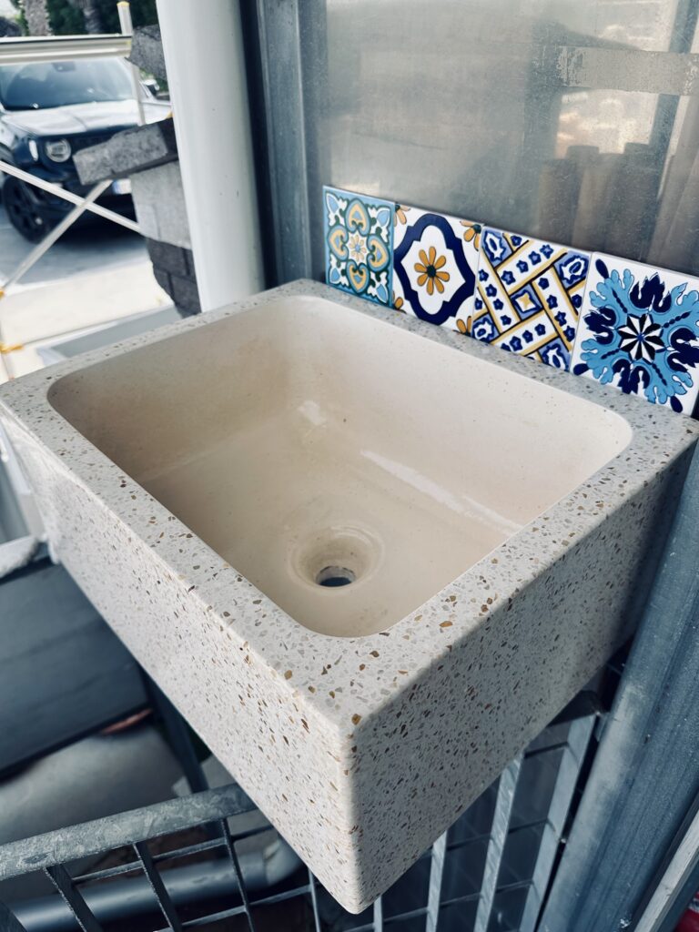 Pilozza Lavabo da esterno salva spazio con staffa al muro - Scandecasa